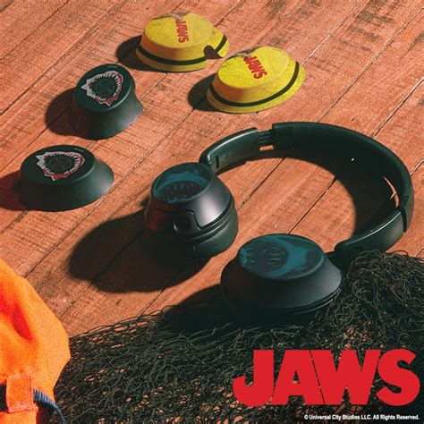 Moth X Jaws Bigger Boat Over Ear Headphones And Caps Homeware Zavvi Uk