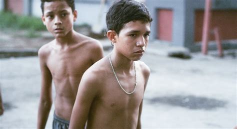 Descubre por qué este padre e hijo decidieron huir de Caracas en la nueva película de HBO Latino