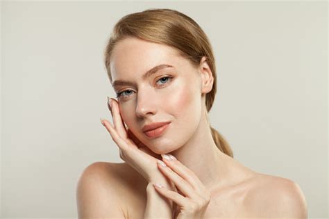 맑은 피부를 가진 젊은 건강한 여성 스파 모델 스킨케어 웰빙 및 페이셜 트리트먼트 컨셉 아름다움에 대한 스톡 사진 및 기타 이미지 아름다움 인물 사진 건강관리와 의술