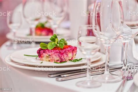 모피 코트 아래 청어 또는 청어를 입고 전통 러시아 요리 레스토랑 인테리어 강판에 갈기에 대한 스톡 사진 및 기타 이미지 강판에 갈기 건강한 식생활 고기 Istock