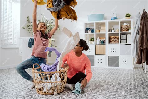 Menina Bonita Perturba Mãe Lavando Roupa Quer Passar Tempo Com Mulher
