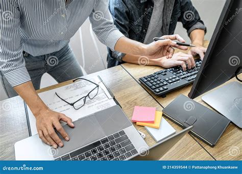 Dois Programadores Profissionais Colaborando E Trabalhando No Projeto