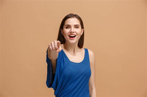 행복 한 여자 알려줄 고 당신이 절반 길이 근접 촬영 초상화 파스텔 배경 가리키기에 대한 스톡 사진 및 기타 이미지 가리키기