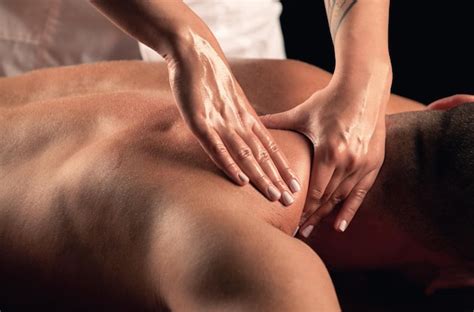 Premium Photo Massage For Man Close Up Physiotherapist Massaging Male