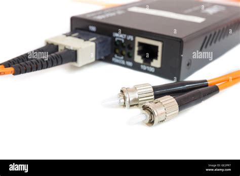 Près Dun Câble à Fibres Optiques En Métal Devant Media Converter Photo