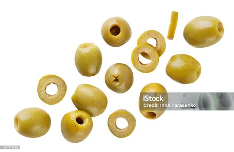 白い背景に緑のオリーブとスライスが飛ぶ分離 オリーブのストックフォトや画像を多数ご用意 オリーブ マクロ撮影 カットアウト