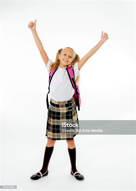 사랑 스러운 아름 다운 작은 여 고생과 큰 분홍색 Schoolbag 느낌 년 및 어린이 교육 개념의 끝에 흰색 배경에 고립 된