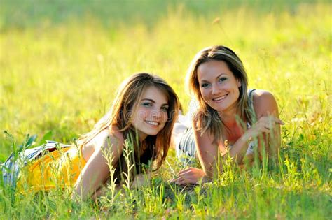 Junge Frauen Im Freien Am Sommer Stockbild Bild Von Mode Herrlich