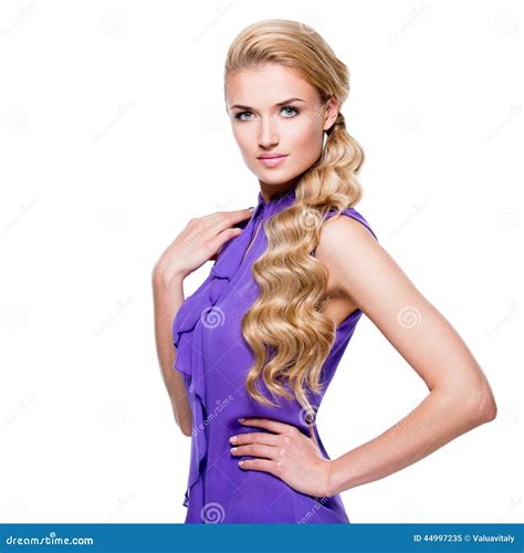 Giovane Donna Con Capelli Ricci Biondi Lunghi Immagine Stock Immagine Di Camicetta Modello