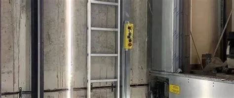 乘客被困电梯，电梯维修工现场救援被电梯夹死 默者