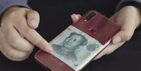 為什麼手機殼後面要放一張錢？好多人都不理解，看完抓緊放一張。 Toptrend360