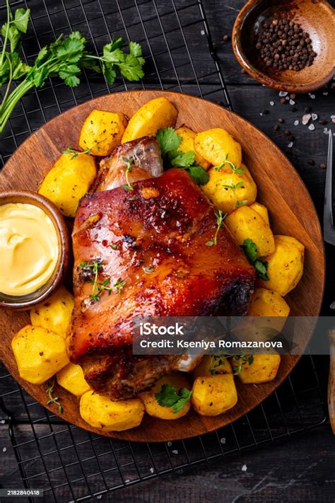구운 돼지 고기 너클 와 감자와 치즈 소스 검은 나무 배경 세로 사진 감자 요리에 대한 스톡 사진 및 기타 이미지 감자 요리 건강한 식생활 고기 Istock