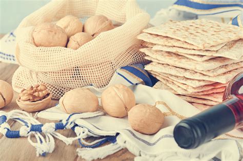 유월절 축하 개념입니다 마차 레드 코셔 호두 전통적인 의식 유대인 빵 Matzah Kippah 및 Tallit는 오래 된 나무