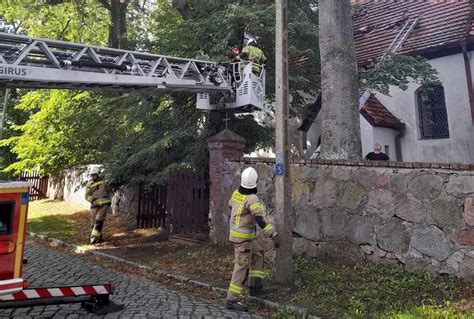 Drzewo przewróciło się na kościół Uszkodzony został dach OK KOŁOBRZEG