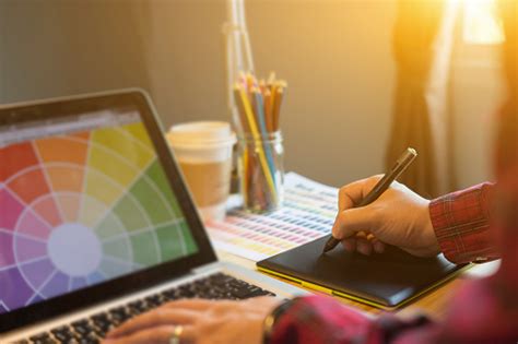 인터랙티브 펜 디스플레이 컴퓨터에서 디지털 드로잉 태블릿 및 펜으로 작업 하는 그래픽 디자이너 아티스트 크리에이티브 디자인 일러스트레이터 그래픽 태블릿은 책상에서 작업을