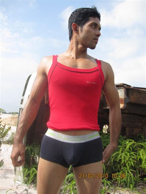 Dibawah Perut Diatas Selangkangan Menyembul Dibalik Celana Dalam Man Skin Underwear