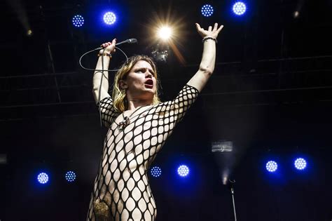 Se det vilde kostume Dansk sanger optræder nøgen på festival BT