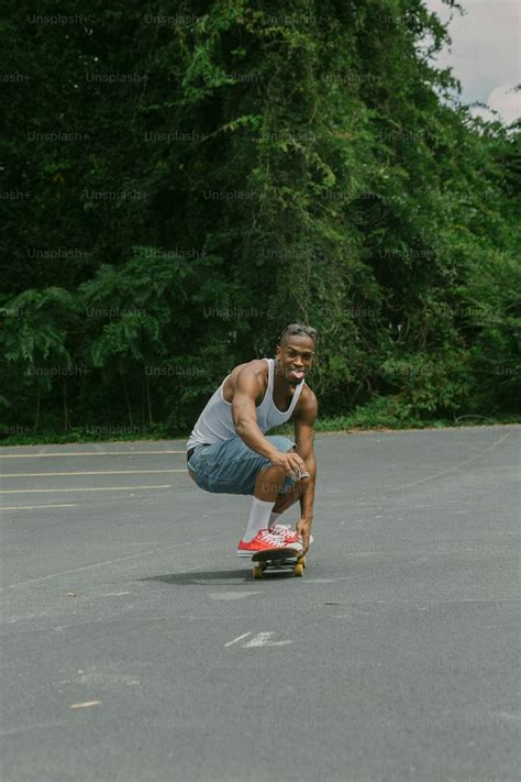 스케이트보드를 타고 주차장에서 내려가는 남자 사진 Unsplash의 스케이트 탑승 이미지