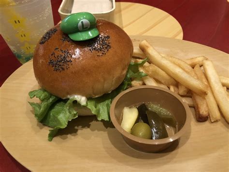 ＋1 On Twitter キノピオカフェ入って、ルイージバーガー注文。グリーンカレーバーガーは今まで食べた事ないハンバーガー。かなり好み