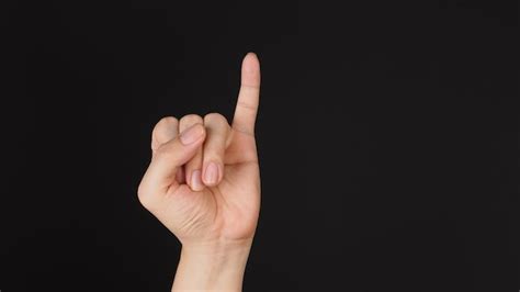 Signo De Mano De Gesto De Dedo Meñique O Meñique Sobre Fondo Negro Foto Premium