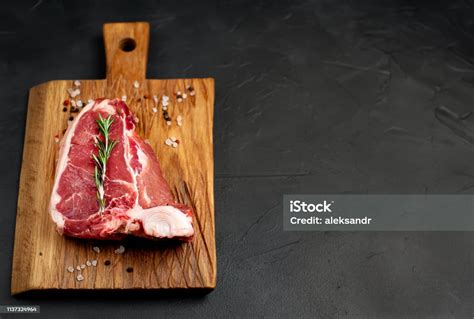 절단 보드 배경 콘크리트에 조미료와 원시 고기 스테이크 쇠고기 티 본 스테이크 평면도 바베 큐 개념입니다 구운 고기 재료 고기에 대한 스톡 사진 및 기타 이미지 Istock