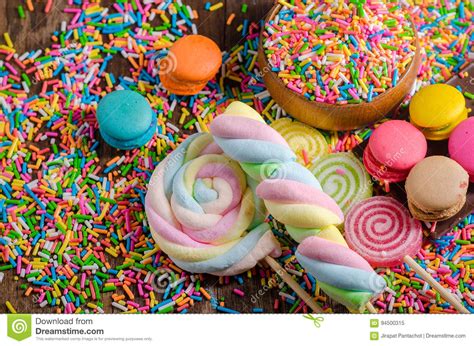 Caramelo Colorido Y Chocolet Macaron En La Tabla De Madera Imagen De