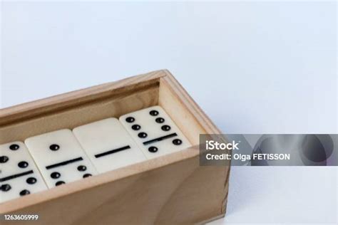 흰색 배경에 나무 상자에 도미노 게임 가까이 패밀리 보드 게임 0명에 대한 스톡 사진 및 기타 이미지 0명 가족 갈색