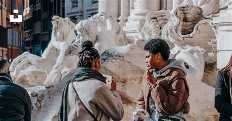 분수 주위에 서있는 사람들의 그룹 사진 Unsplash의 무료 로마 광역도시 이미지