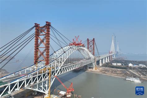 江苏常州：常泰长江大桥录安洲专用航道桥合龙 新华网