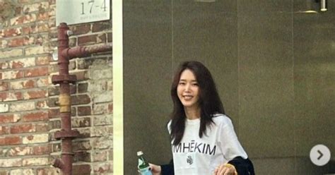 채정안 흰 티에 청바지 스타일링20대 같은 40대 여친룩 완성