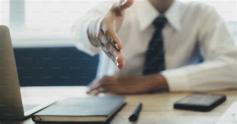 미소 짓는 젊은 아시아 사업가 임원은 고객 또는 파트너와 성공적인 거래를 하기 위해 악수로 팔을 뻗고 있습니다 사진 Unsplash의 동료 이미지