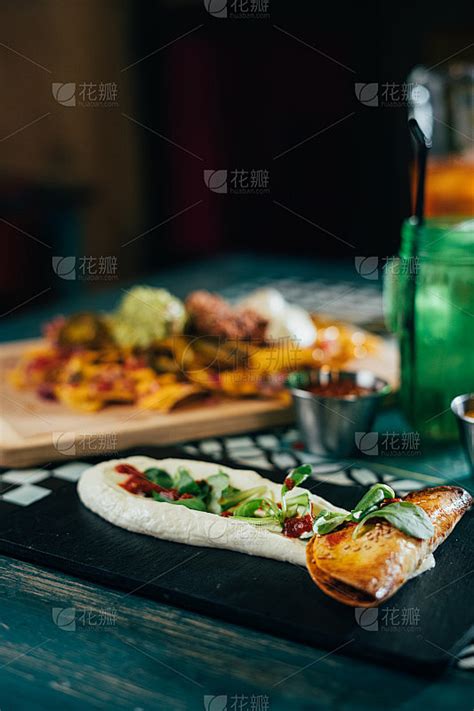 墨西哥食物概念 墨西哥玉米片鳄梨色拉酱莎莎酱辣椒豆子和新鲜的食材在餐厅
