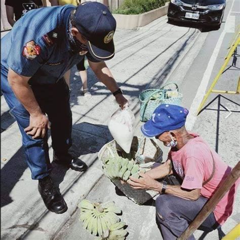 Lolo Na Naglalako Ng Saging Sa Init Ng Araw Pinauwi Ng Pulis Umuwi Ka
