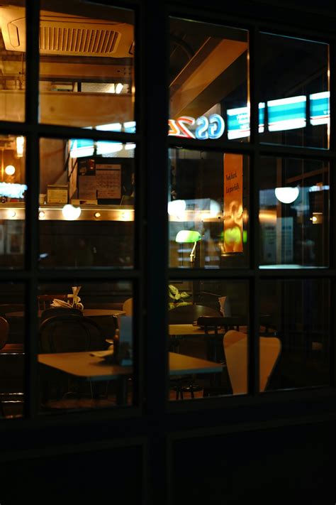 茶色の木製のテーブルと椅子の写真 Unsplashのソウルの無料画像