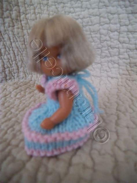 tuto gratuit poupée mini bébé robe bicolore Chez Laramicelle