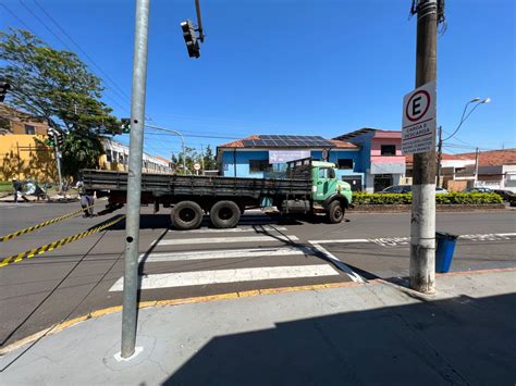 Acidente entre caminhão e carro deixa um ferido e interdita trecho da