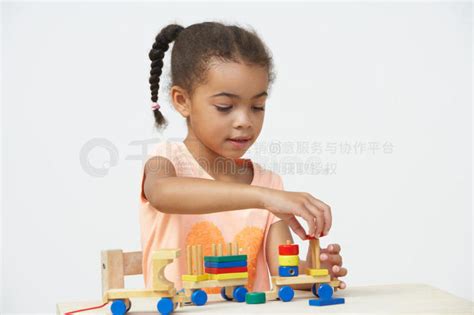 背景高清图片 小学生玩木制玩具火车 小学生玩木制玩具火车图片免费下载 5116905025 千图网pro