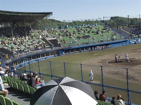 秋晴れの中高校野球を応援にきた 高松商業香川県ー新田愛媛県 気合の入った選手達 熱気溢れる応援団 そして叫ぶ観客 いい試合だ 生