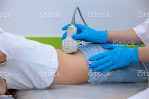 알아볼 수 없는 소녀에게 신장 초음파 검사를 수행하는 의사 아이를 검사하는 의료 전문가 땋은 머리에 대한 스톡 사진 및 기타 이미지 땋은 머리 10 11세 2명