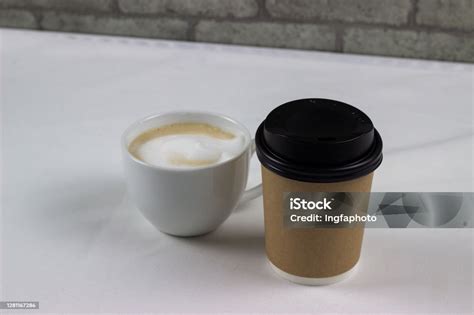 브라운 커피는 어떤 아이디어를 디자인하기 위해 빈 배경을 조롱합니다 카페 나 레스토랑을위한 종이 머그컵 템플릿은 정체성 세트를 만듭니다 0명에 대한 스톡 사진 및 기타