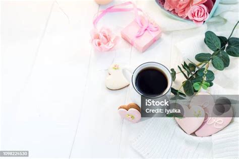 침대 복사 공간에에서 나무 쟁반에 체재에 뜨개질을 한 스카프와 함께 커피 한잔 좋은 아침 아침 식사 가을에 대한 스톡 사진 및 기타 이미지 Istock