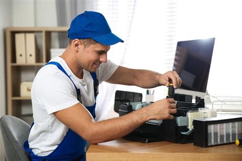 Reparador Con Destornillador Arreglando Una Impresora Moderna En La Oficina Foto Premium