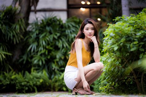 Barefoot Sandal Long Hair Asian Holding Head Model Bushes Women