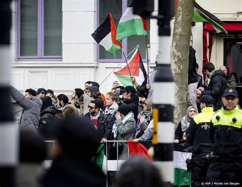 Demonstranten Spelen Kat En Muisspel Met Politie