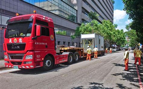 台積電慈善基金會捐贈中國醫大附設醫院「零接觸防疫採檢站」一座