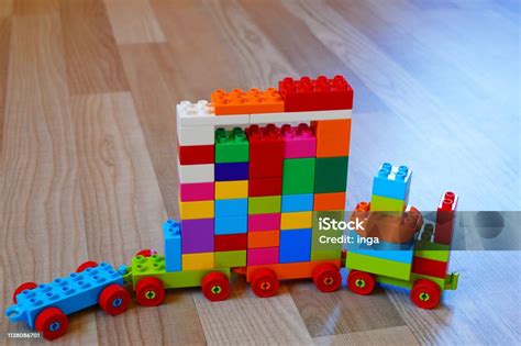 실내 바닥에 다채로운 플라스틱 블록으로 만든 장난감 자동차 0명에 대한 스톡 사진 및 기타 이미지 0명 개념 개발 Istock