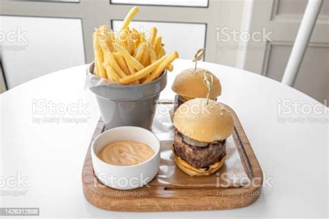 프렌치 프라이와 마요 딥이 들어간 Beed Sliders는 회색 배경 상단보기에서 격리 된 요리에 제공됩니다 체더 치즈에 대한