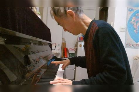 《七子之歌》（即兴演奏：大叔钢琴）《七子之歌》由闻一多作词，李海鹰作曲，容韵琳领唱。1闻一多李海鹰子之