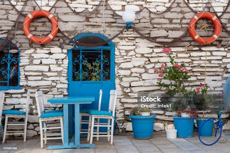 해변 카페 외관의 전면 전망 테이블과 빈 의자는 돌담 근처 야외 관광 지 전형적인 지중해 레스토랑 여름에 장소 휴일 보드룸 터키 가구에 대한 스톡 사진 및 기타 이미지