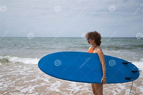 Atractiva Mujer Madura Con Gafas De Sol De Pelo Rizado Y Bikini Posando